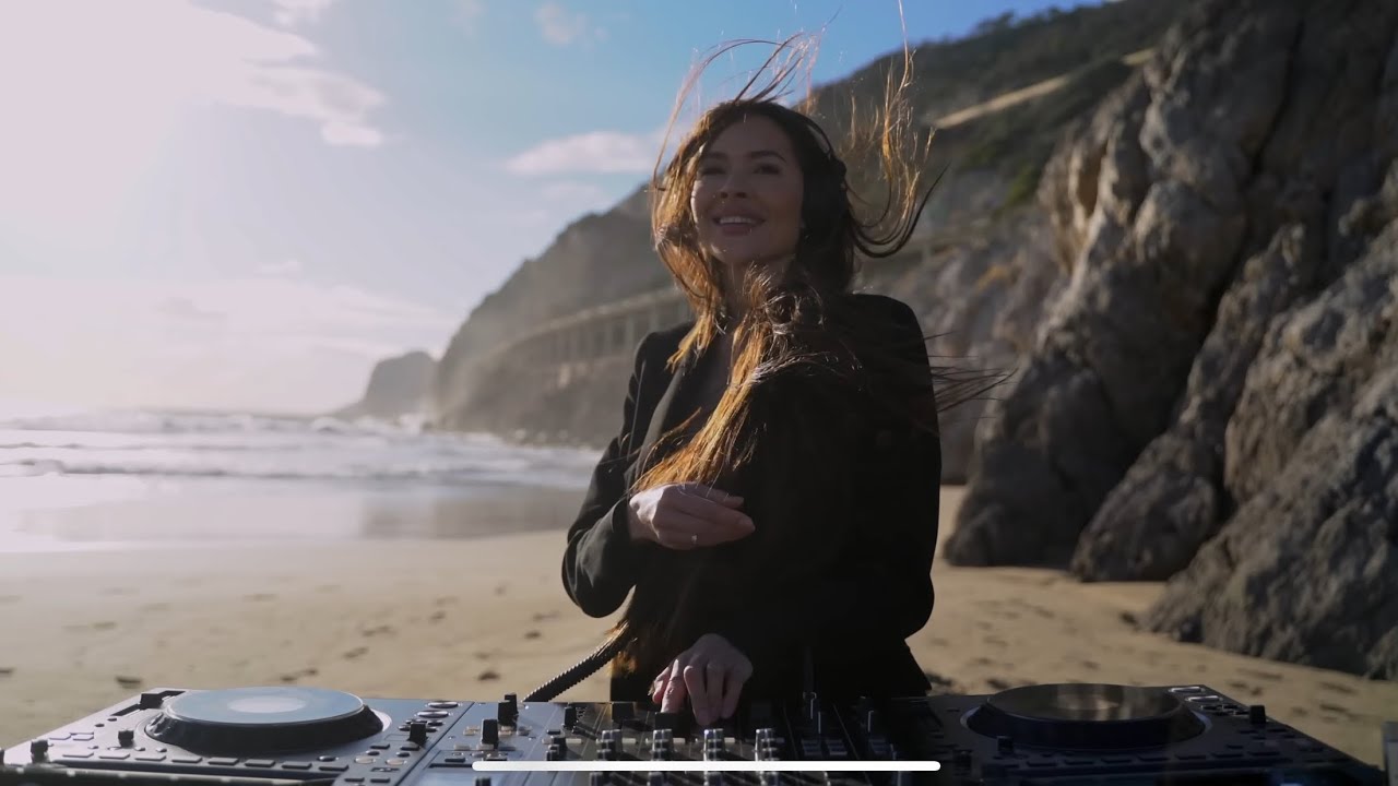 As Ide & Xenia Dia - Gold Into Sand - YouTube