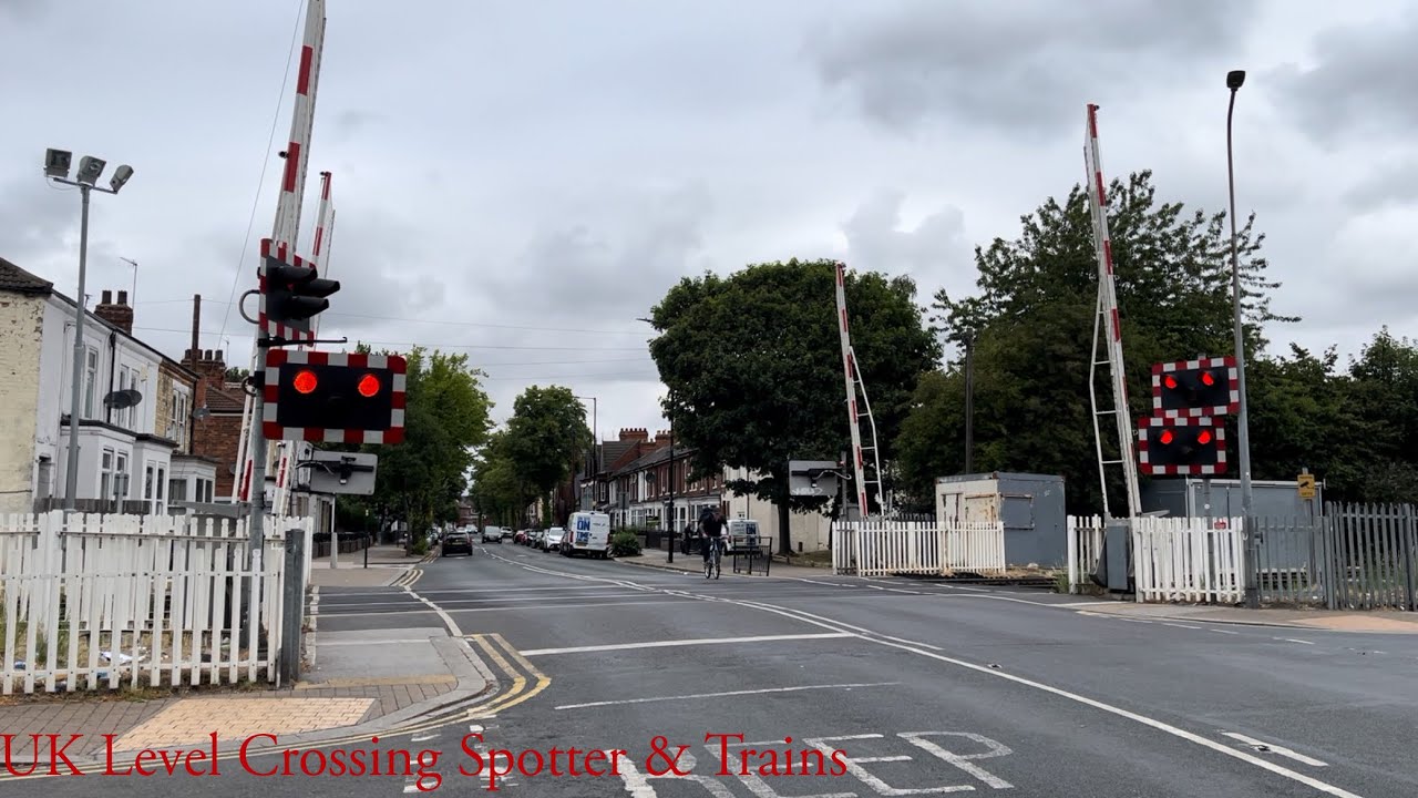 St Georges Road Level Crossing, East Riding of Yorkshire - YouTube