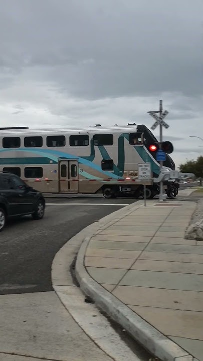 SCAX 895 lumbers into Rialto - YouTube