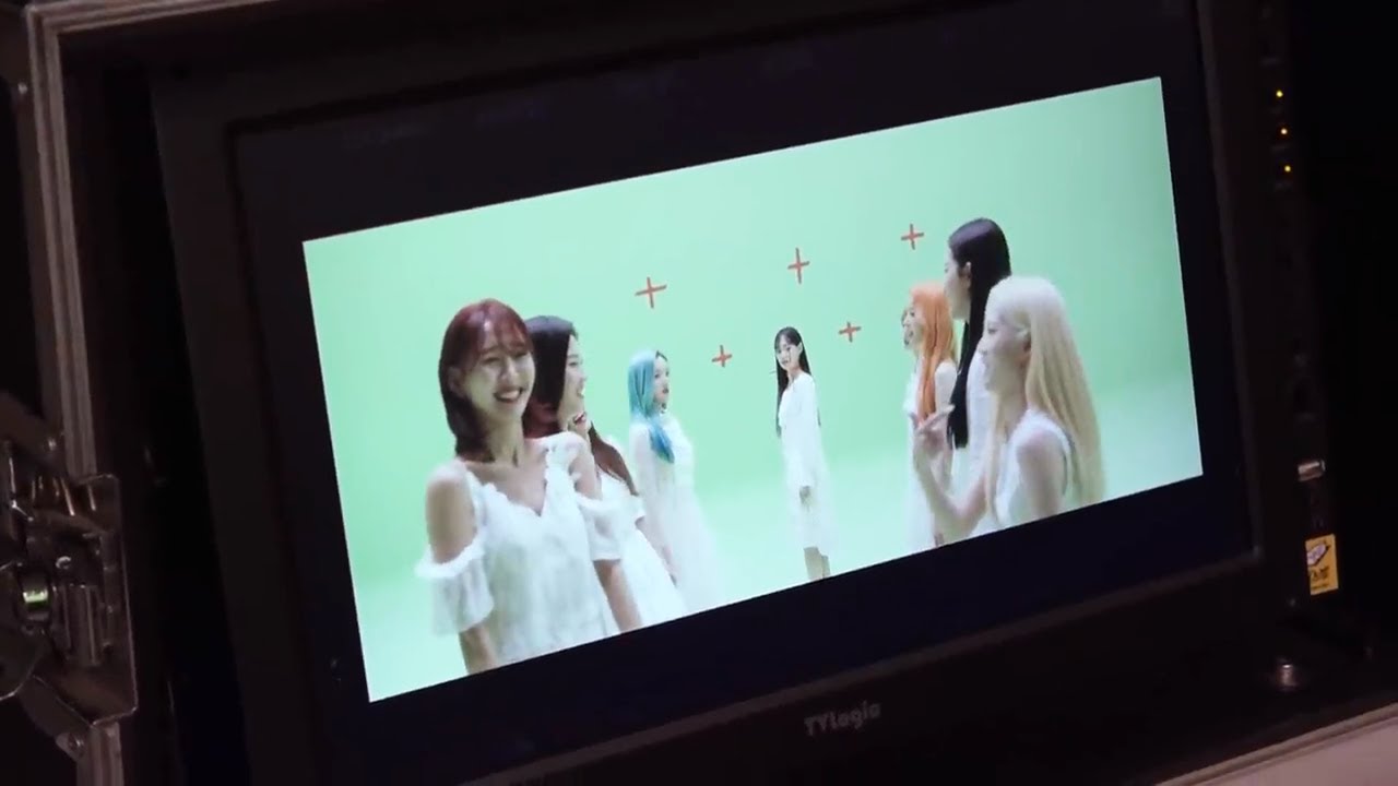 Loona trying not to laugh while looking at each other - YouTube