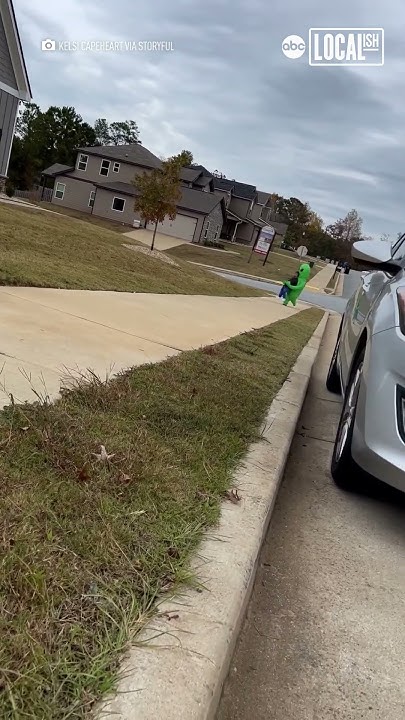 Boy gives compelling performance in alien abduction Halloween costume - YouTube