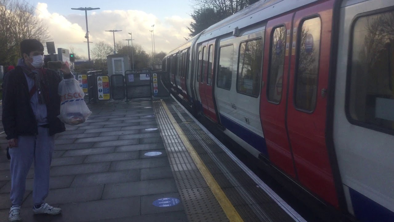 District line arriving at Wimbledon Park - YouTube