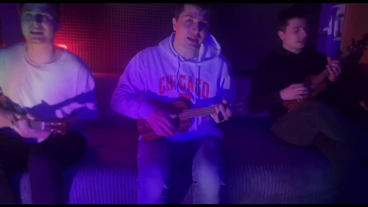 Три брата близнеца играют на укулеле и поют. - YouTube