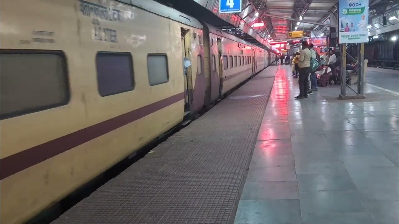 12129 Pune Howrah Azad Hind Express arriving at Rourkela. - YouTube