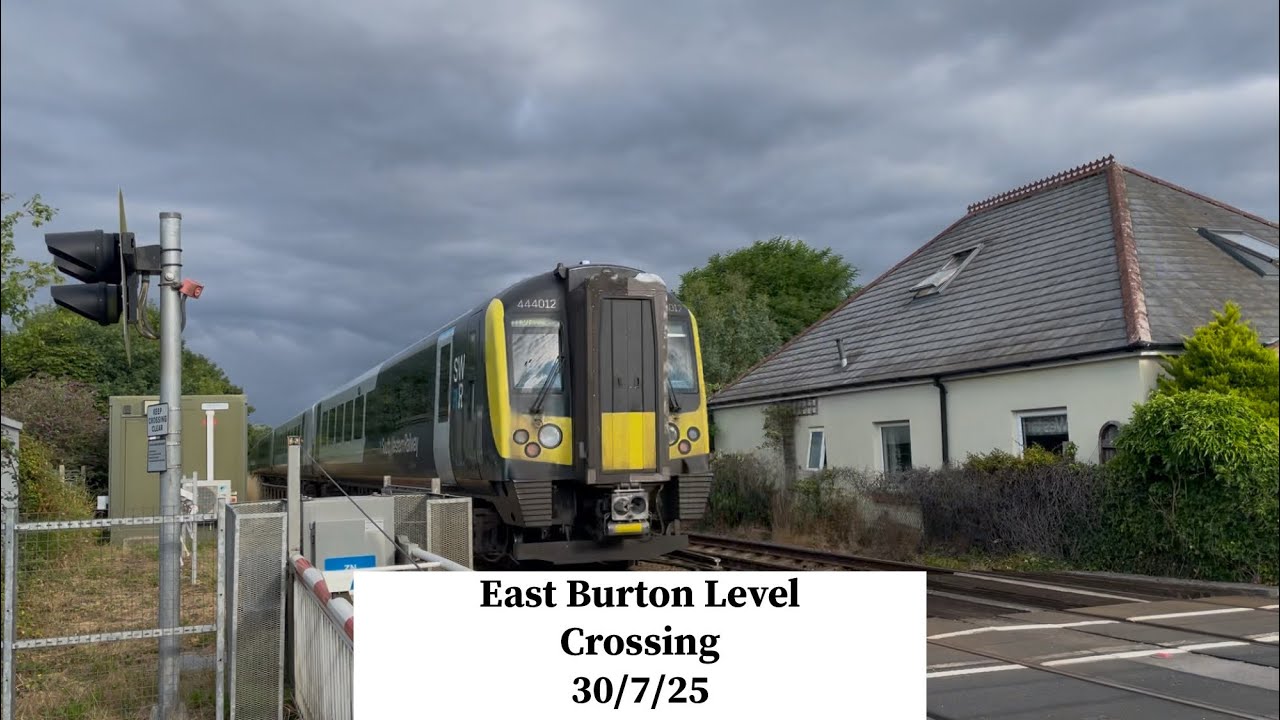 *2x Hangman & Delayed Lower* East Burton Level Crossing 30/7/25 - YouTube