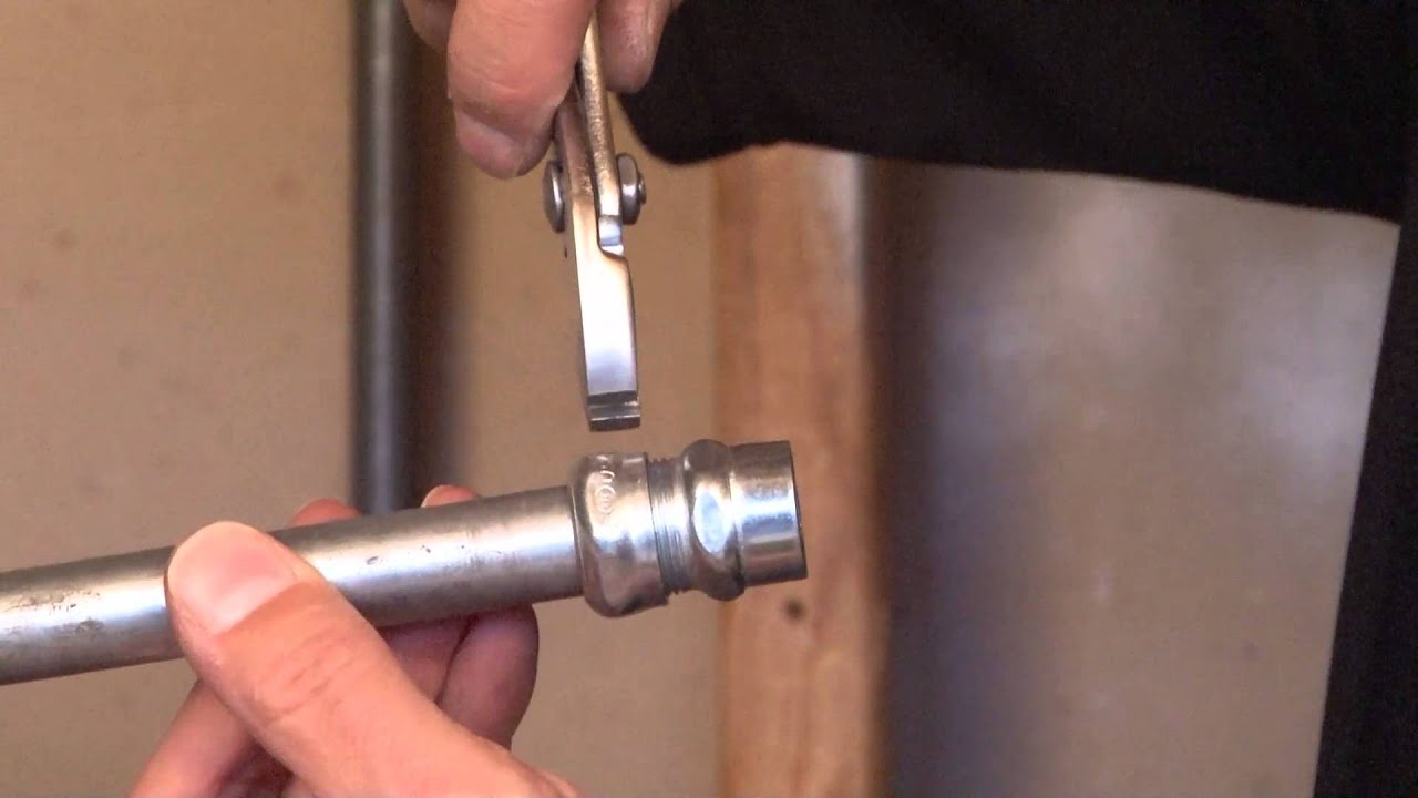 Combination Coupling: 1" Rigid to EMT Conversion Coupling RTE100 - YouTube