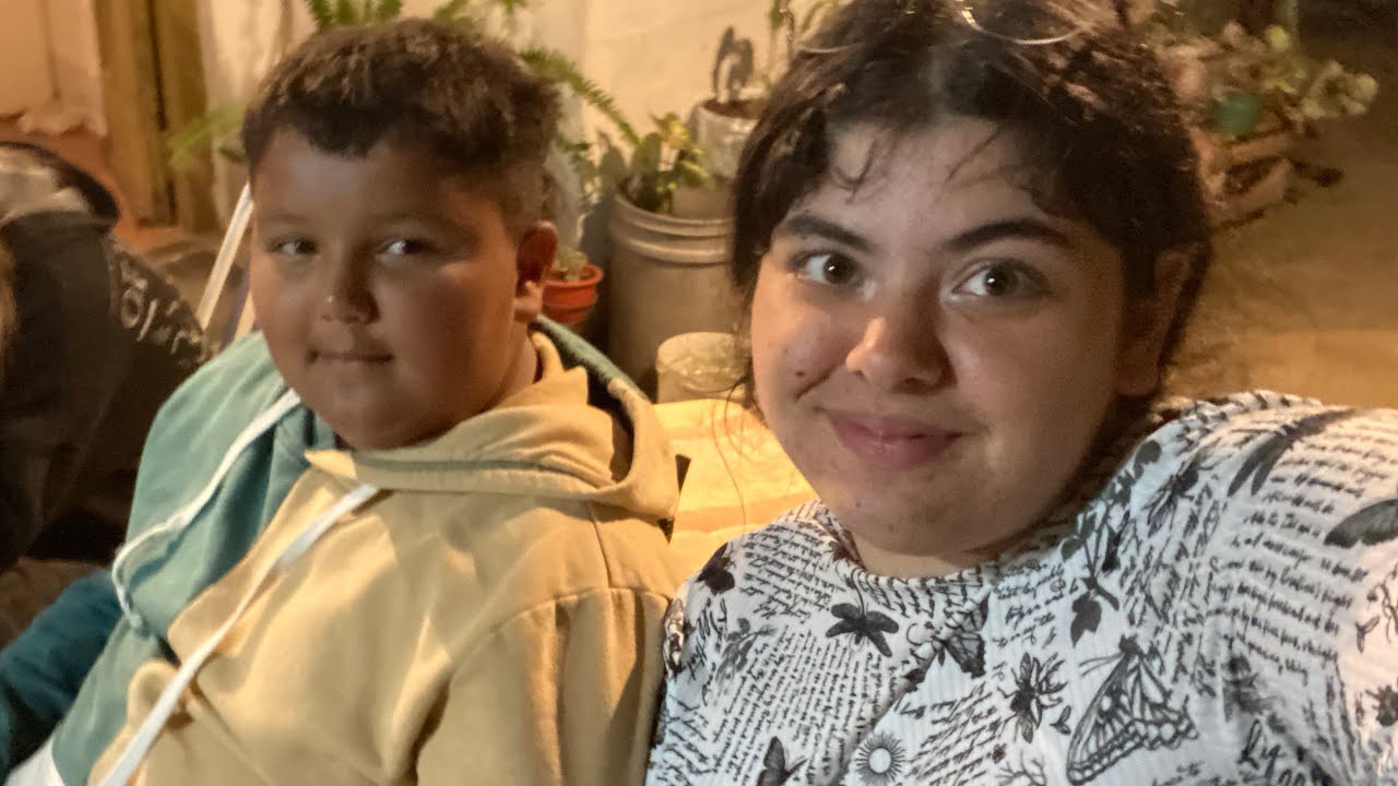 Abriendo regalos con mi primo mas chico - YouTube