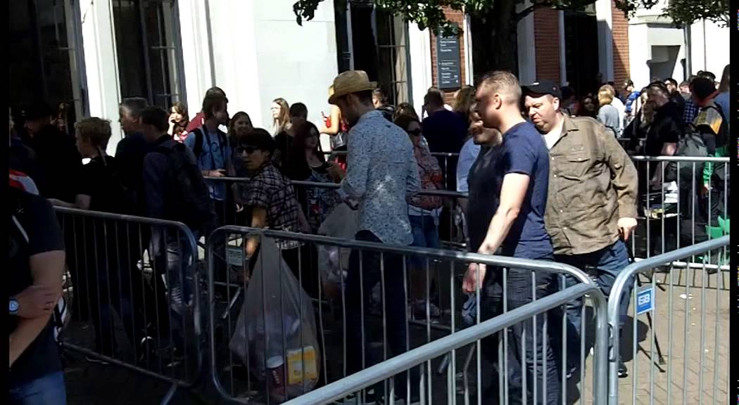 The Queue At London Film & Comic Con 2015 - YouTube