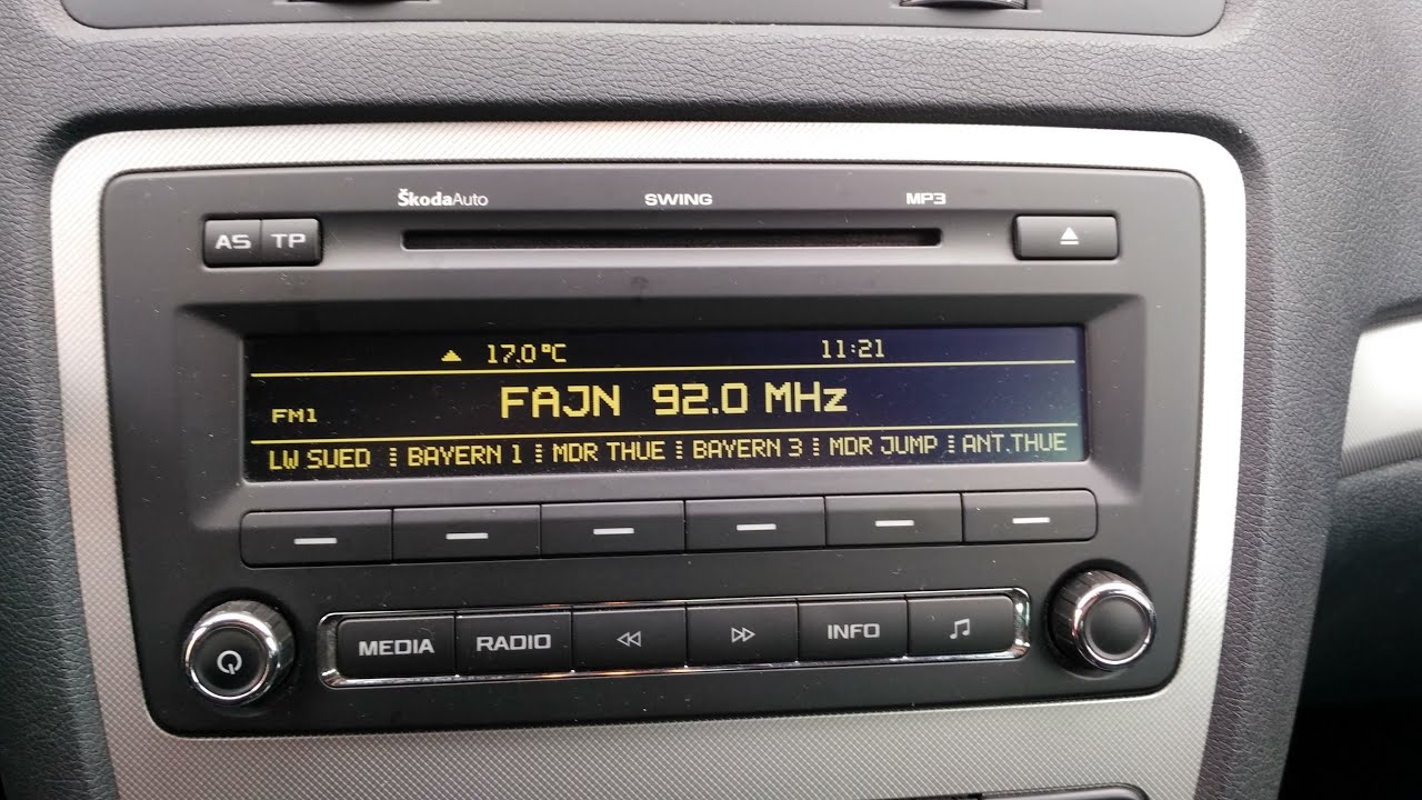 Škoda Octavia II Facelift demontáž rádia Swing - YouTube