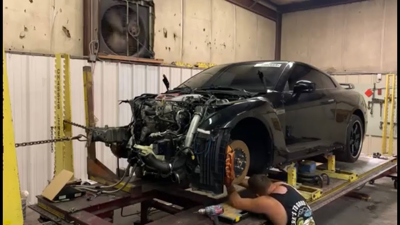 PULLING NISSAN GTR FRAME - YouTube