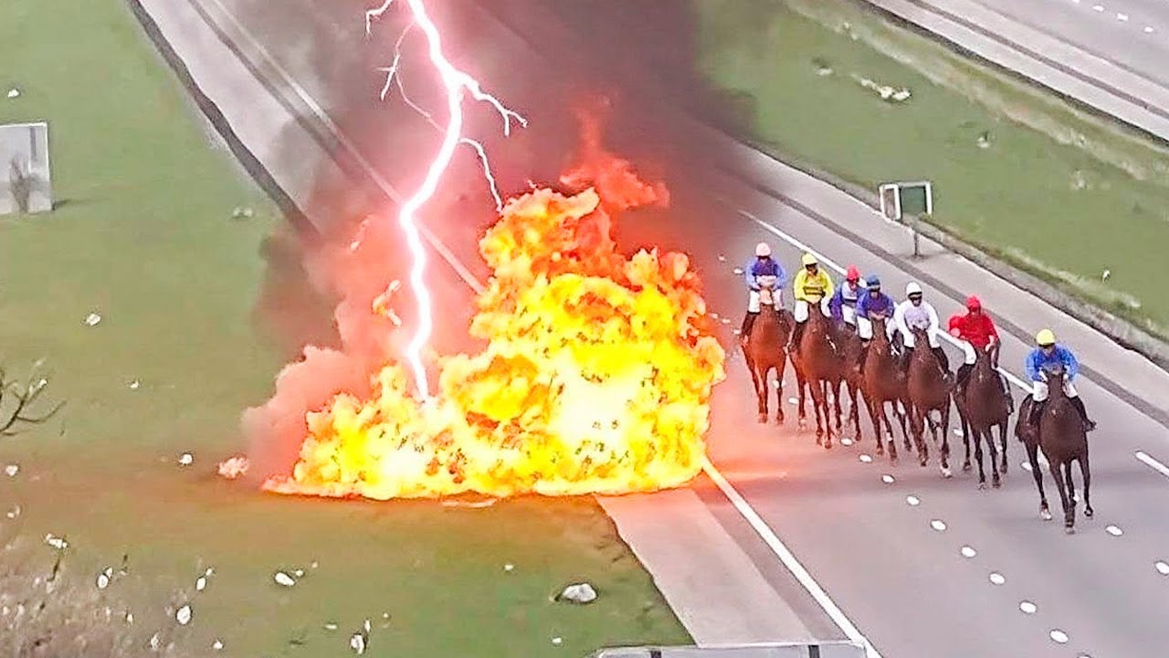 Crazy Lightning Strikes Caught On Camera - YouTube