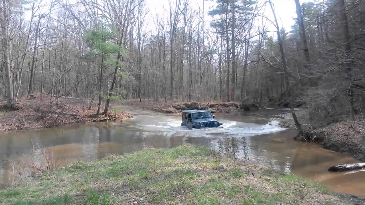Jeep Wrangler driving through a deep stream - YouTube