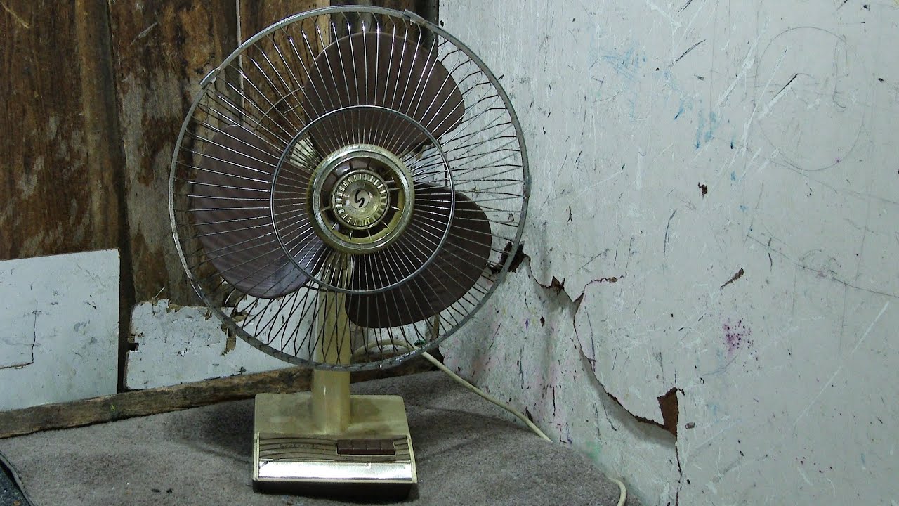 Vintage 1983 Seabreeze Desk Fan Destruction - YouTube