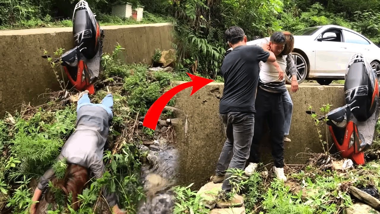 Two kind-hearted men rescued a girl whose car had overturned under the ...