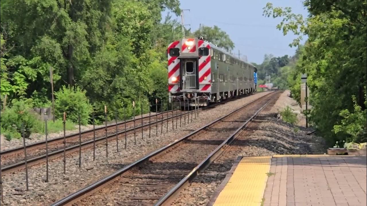 Metra #8517 Gallery Cab Car leading Milwaukee North #2130 at Northbrook Station #metra - YouTube