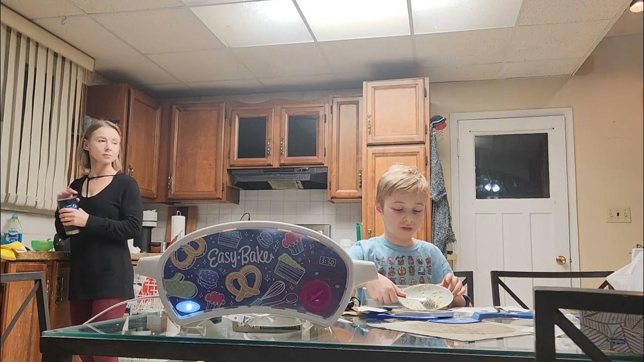 baking with Lukian Episode: 1 Pizza Party /Easy-Bake Oven - YouTube