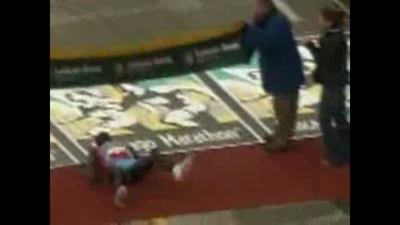 Marathon Runner Falls at End - YouTube