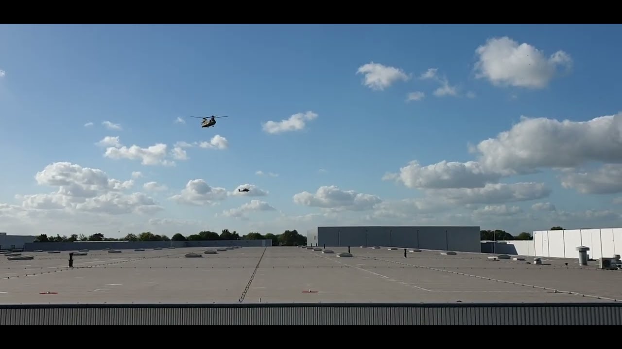 Chinook-transporthelikopter and Apache helikopter flying over - YouTube