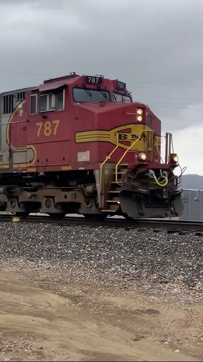 BNSF warbonnet 787 leads the H-DENLAU #bnsf #warbonnet #trains #train #short #shorts #railroad ...