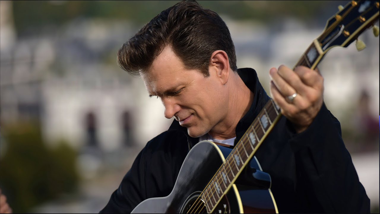 Chris Isaak - Somebody's Crying (live on VH-1) - YouTube