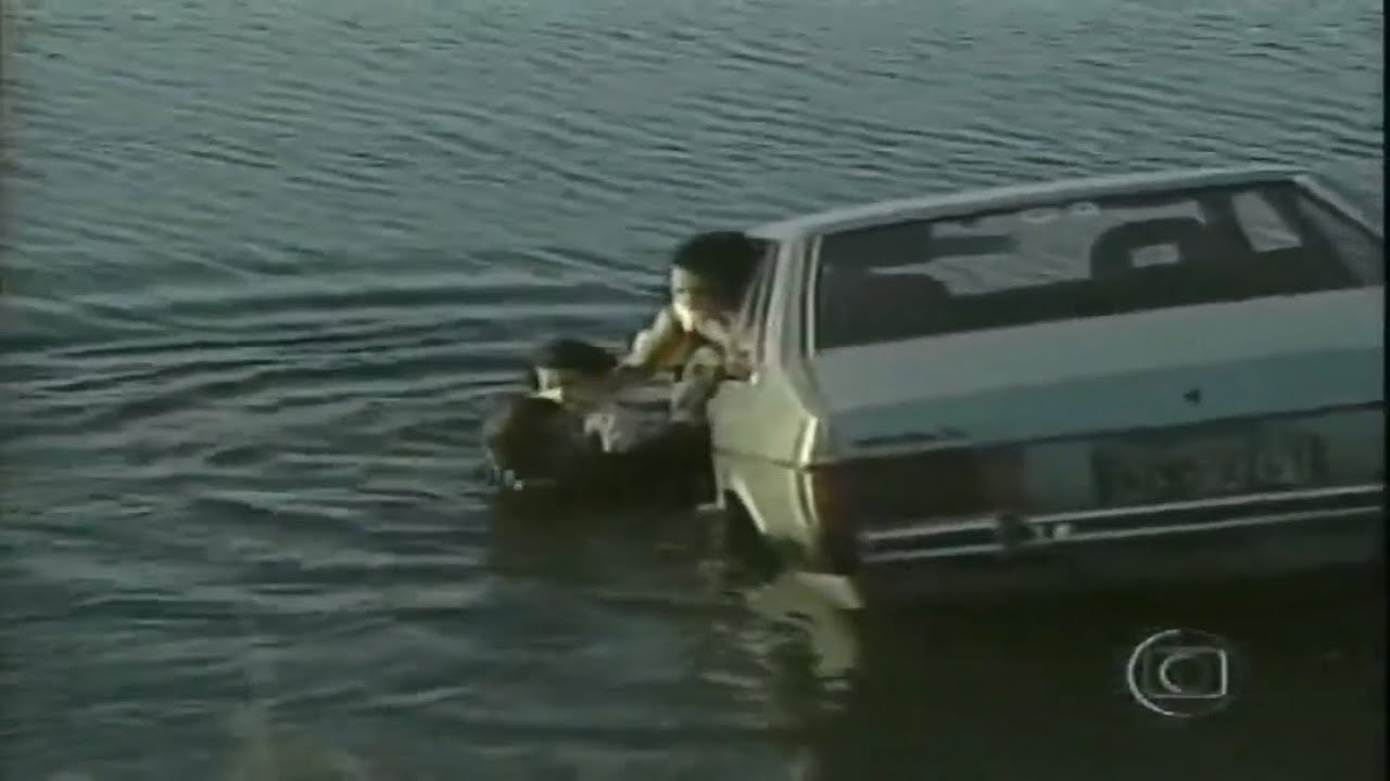 Mother And Kids Pulled Out Of sinking Car - YouTube