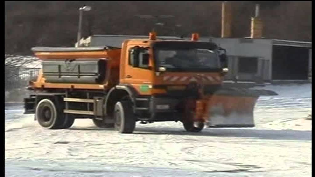 Drifting plowning truck - YouTube