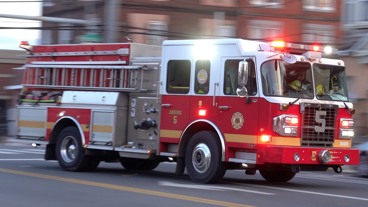 Philadelphia Fire Department Engine 5 Responding - YouTube