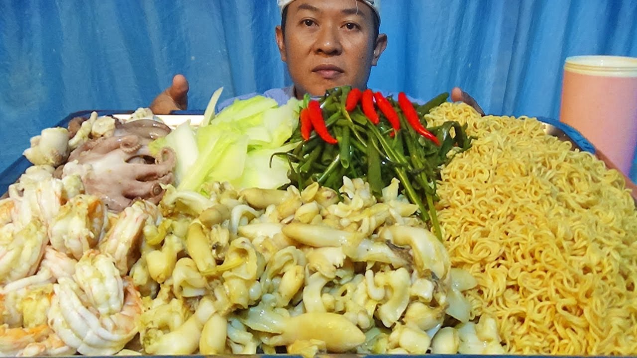 Eating noodle cooked with seafood - YouTube