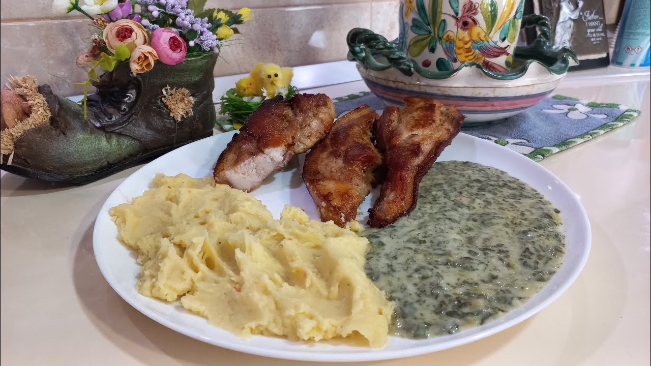 Friptura gustoasă de porc cu sos de urzica și ștevie lângă piure ...