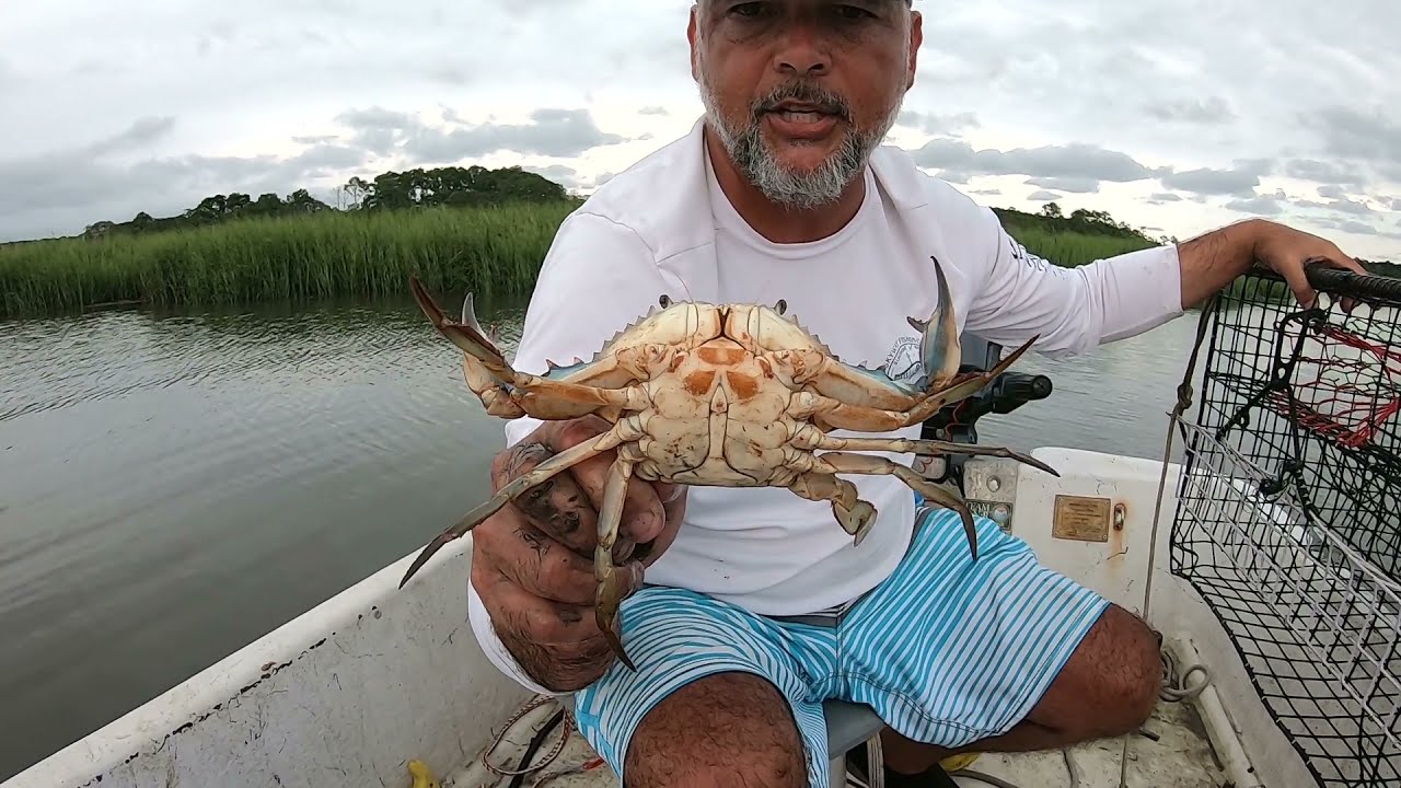 CRABBING for BLUE CRAB Trying to Outrun a THUNDERSTORM in Saltwater ...
