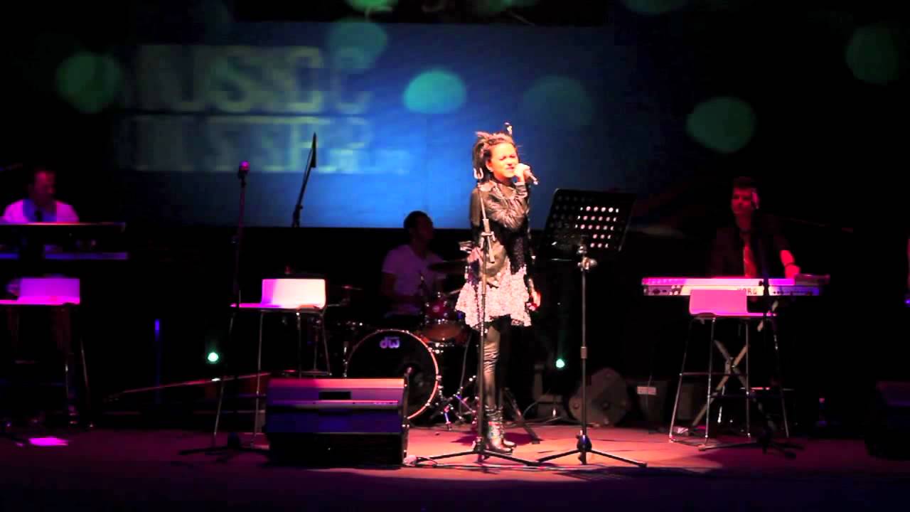 Live INNA @ Nokia MusicNonStop ( Celine Dion - Think Twice ) - YouTube