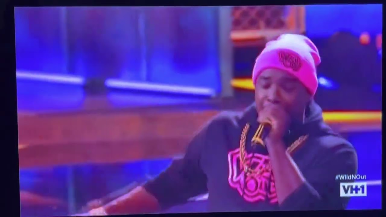 2 girls gets wig snatched off - YouTube
