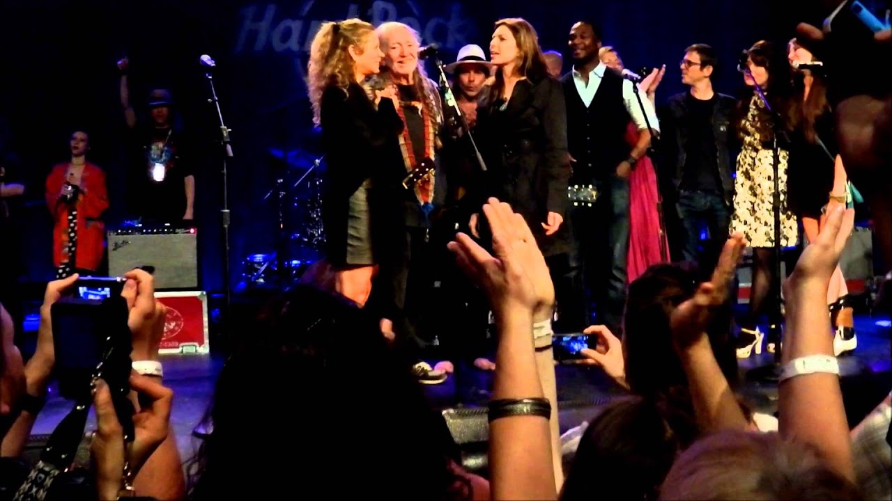 Audience Sings "Happy Birthday" Willie Nelson at Hard Rock Cafe - YouTube
