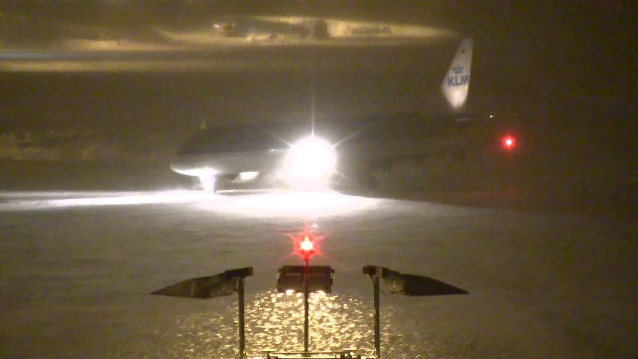 KLM Cityhopper Embraer 190 landing in snowy weather @Torp - YouTube