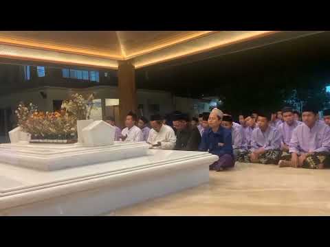 Santri PPTH ziarah ke Makam Mbah Dimyati Rois Kendal - YouTube