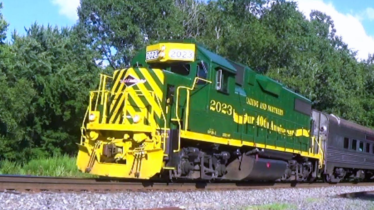 Reading & Northern 40th Anniversary GP38-2 Locomotive Leads PIJT - YouTube