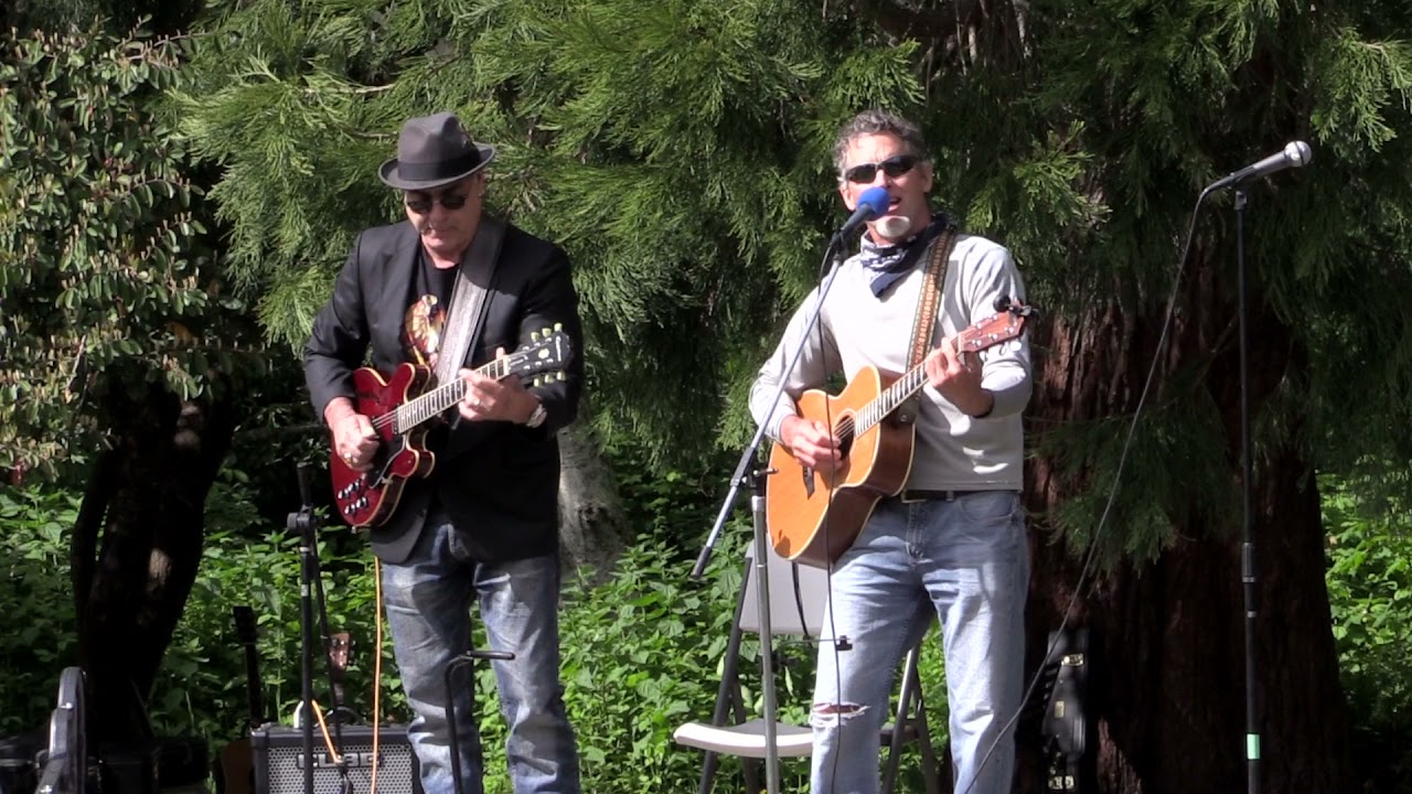 Tom Guyer & Jon Mell performing in the Park - YouTube