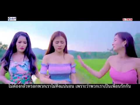 3 Dara Pamer Dada