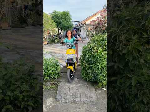 Belajar naik sepeda listrik #shorts