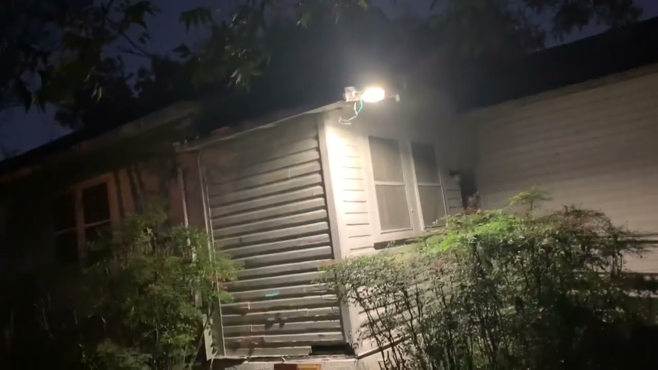 Halo Basic Area Light LED 2000 lumens Dusk to Dawn works great!!! - YouTube