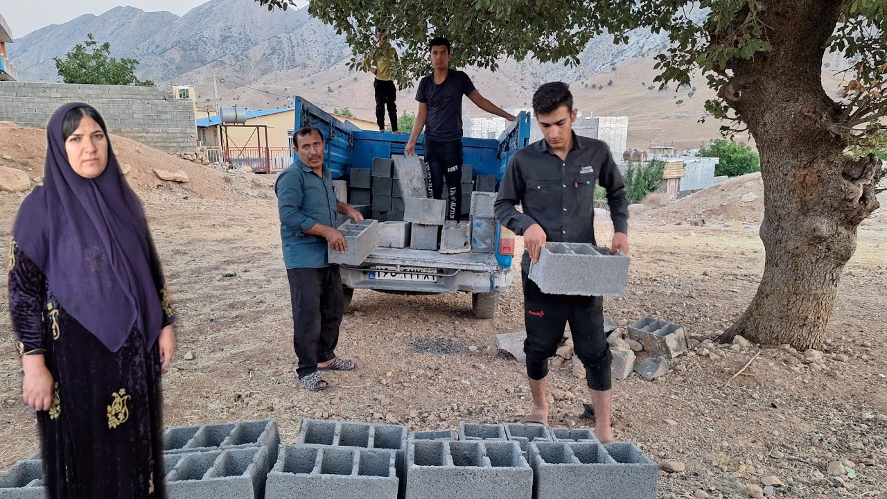 A busy day for Bakhshali and friends in building a house. - YouTube
