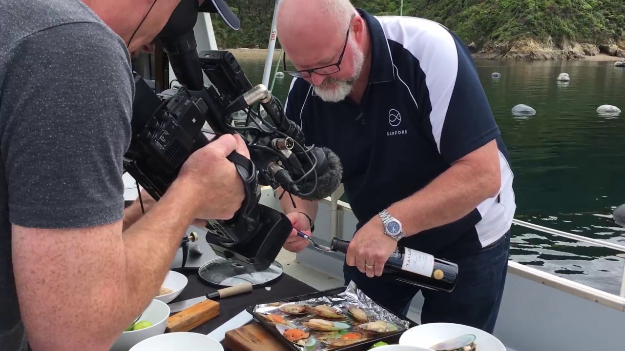 Sanford's Ted Culley whips up a mussel feast for Graeme Sinclair - YouTube