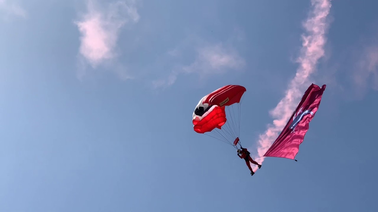 The Red Devils: Army Parachute Display Ream. - YouTube