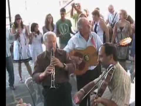 Ο ΕΝΑΣ ΠΑΠΟΥΣ ΣΤΟ ΚΛΑΡΙΝΟ ΚΙ Ο 93 ΣΤΟ ΧΟΡΟ - YouTube