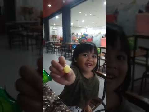 bocil comel// lagi jajan snack