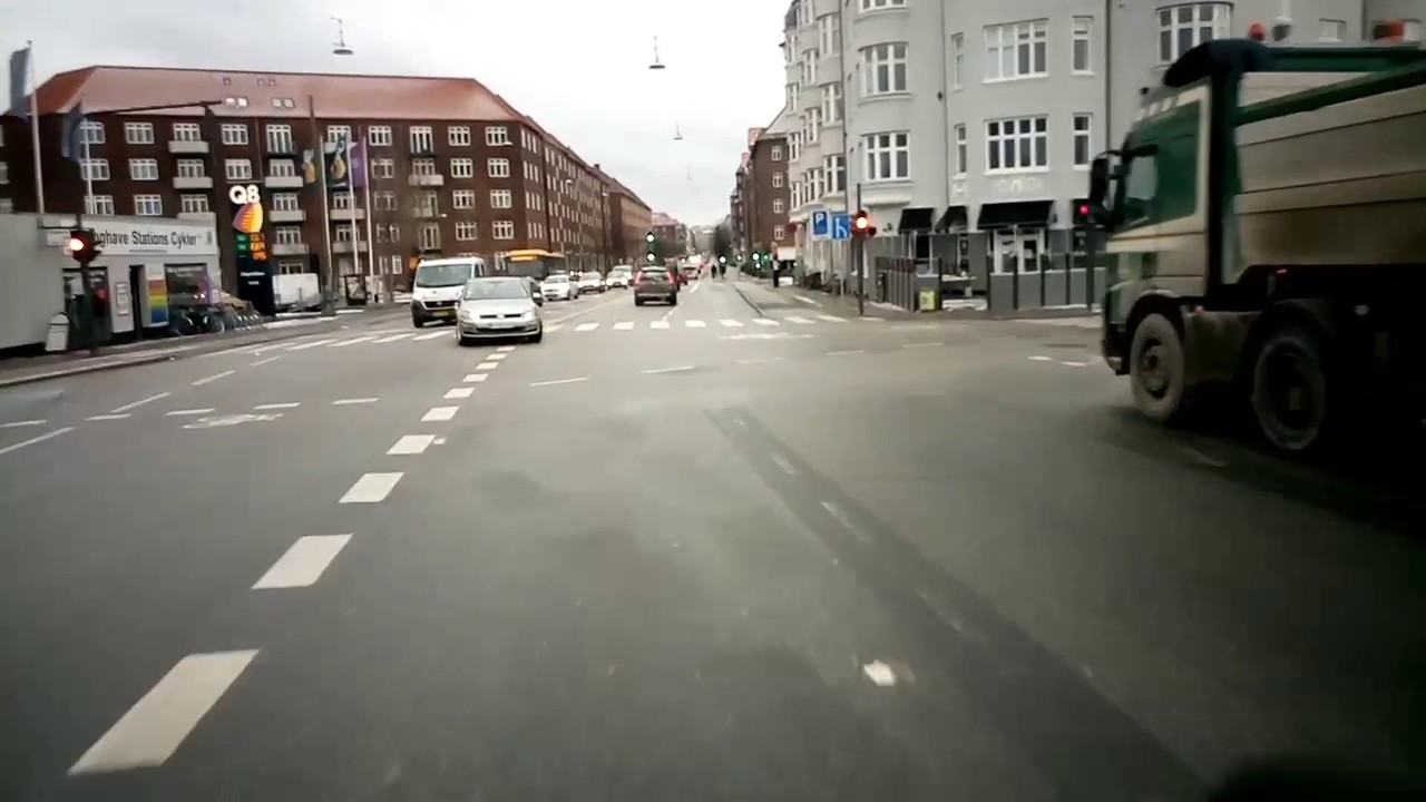 Modgående bil trækker ud foran mig ved Enghave Station - YouTube
