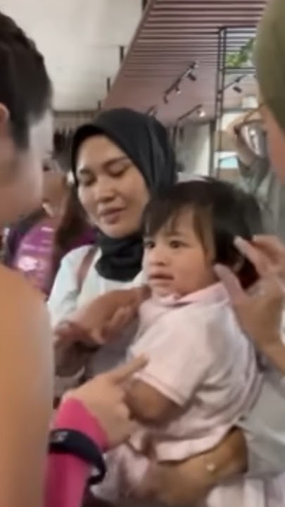 Habis salim sama ounty Gisel tth girang banget😂#babylily#babyrans#baby#raffinagita#feedshort ...