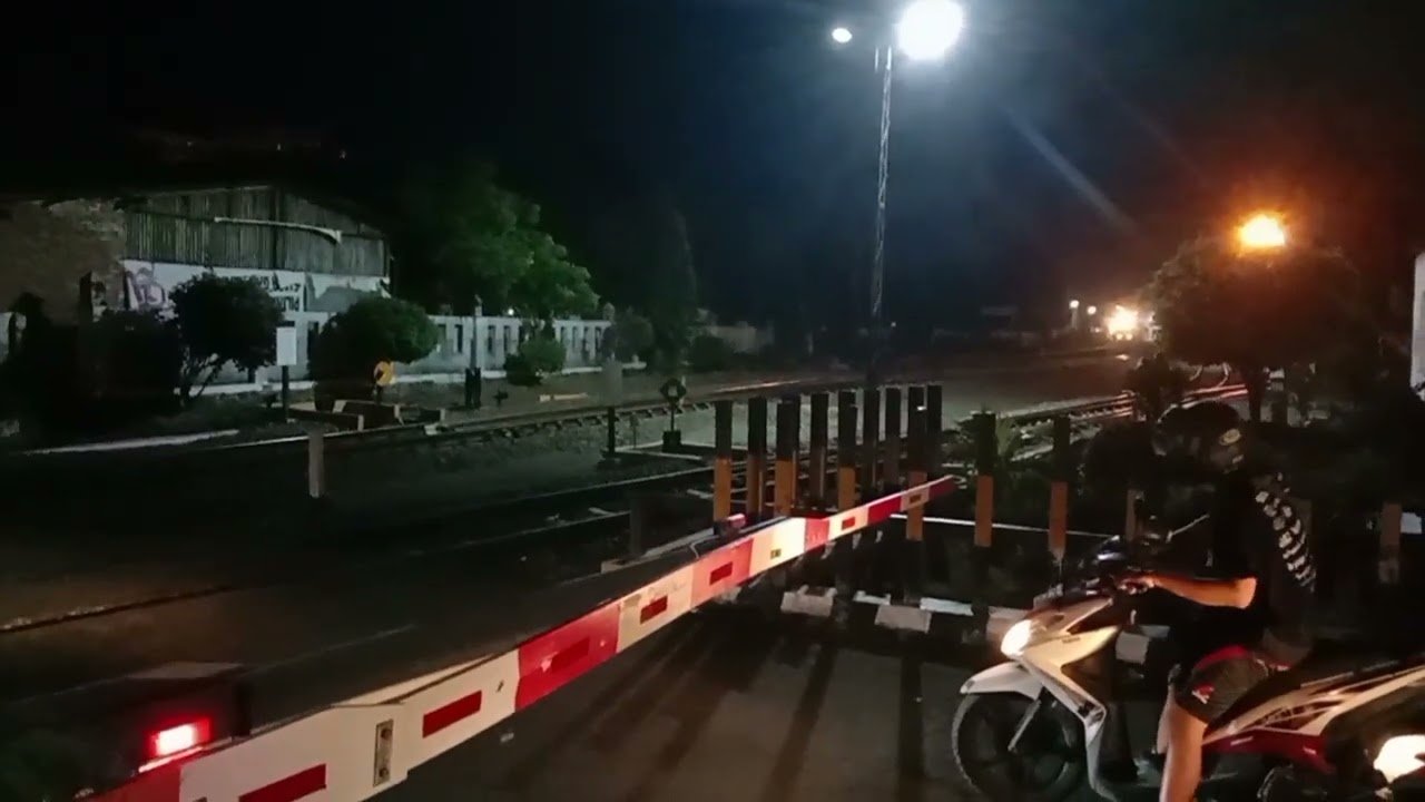 KERETA API SUASANA DI MALAM HARI DI DEKAT STASIUN KEDIRI - YouTube