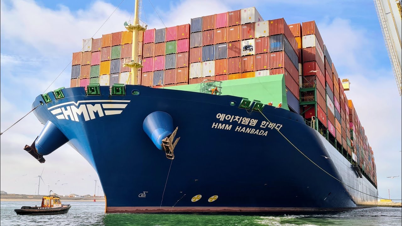How to Dock World's Largest Container Ship - YouTube