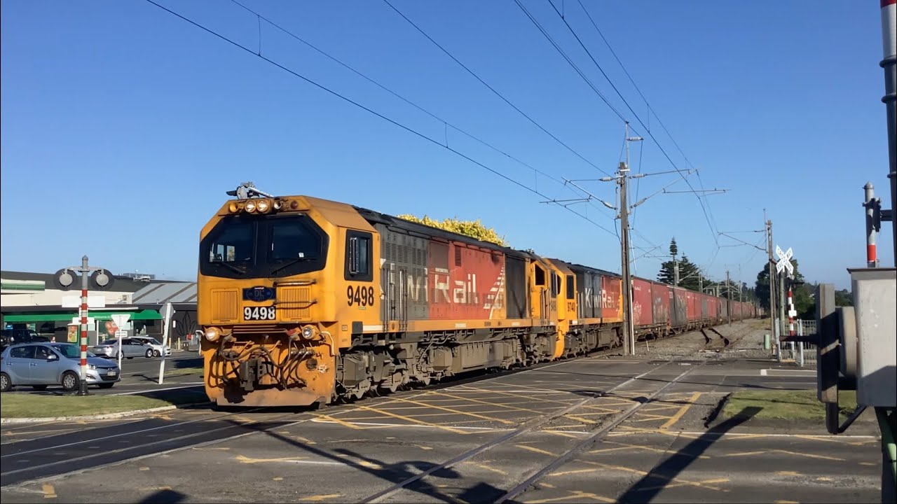 Diesel & Electric Trains in Feilding - YouTube